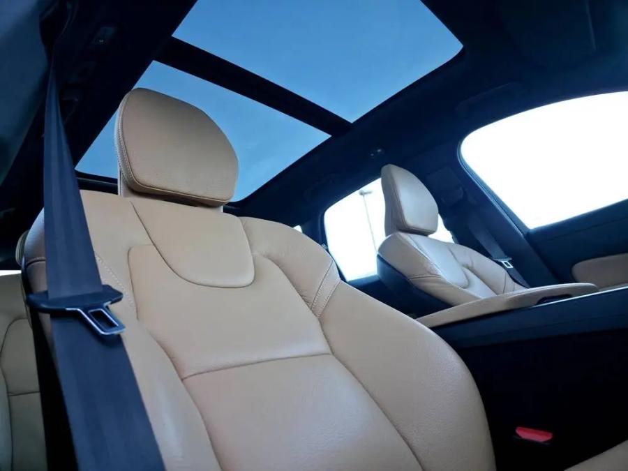 Blue Volvo XC60 2018 in Riga, with an engine capacity of 2.00 L and mileage of 66 thousand km for 26490 €, photo 11 on AUTOMOTO.COM.LV
