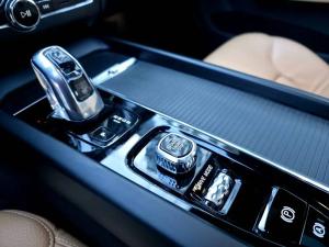 Blue Volvo XC60 2018 in Riga, with an engine capacity of 2.00 L and mileage of 66 thousand km for 26490 €, photo 18 on AUTOMOTO.COM.LV