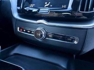 Blue Volvo XC60 2018 in Riga, with an engine capacity of 2.00 L and mileage of 66 thousand km for 26490 €, photo 19 on AUTOMOTO.COM.LV