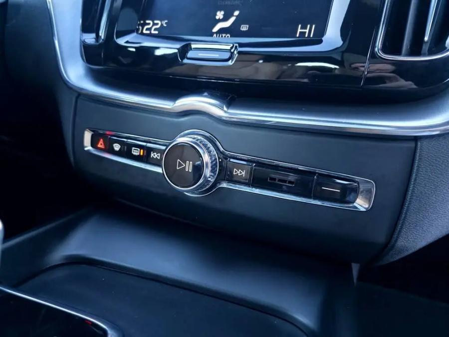 Blue Volvo XC60 2018 in Riga, with an engine capacity of 2.00 L and mileage of 66 thousand km for 26490 €, photo 19 on AUTOMOTO.COM.LV