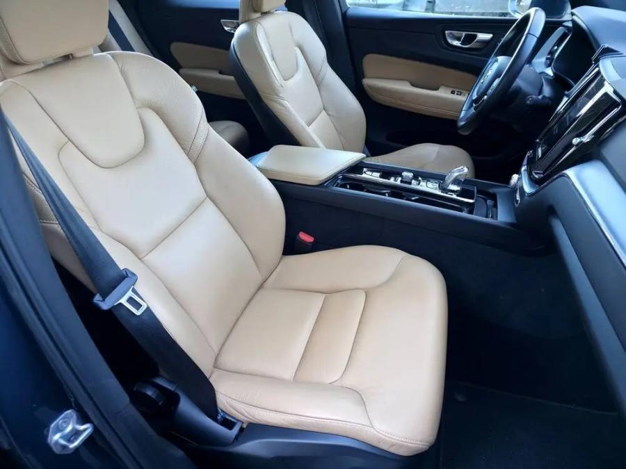 Blue Volvo XC60 2018 in Riga, with an engine capacity of 2.00 L and mileage of 66 thousand km for 26490 €, photo 37 on AUTOMOTO.COM.LV