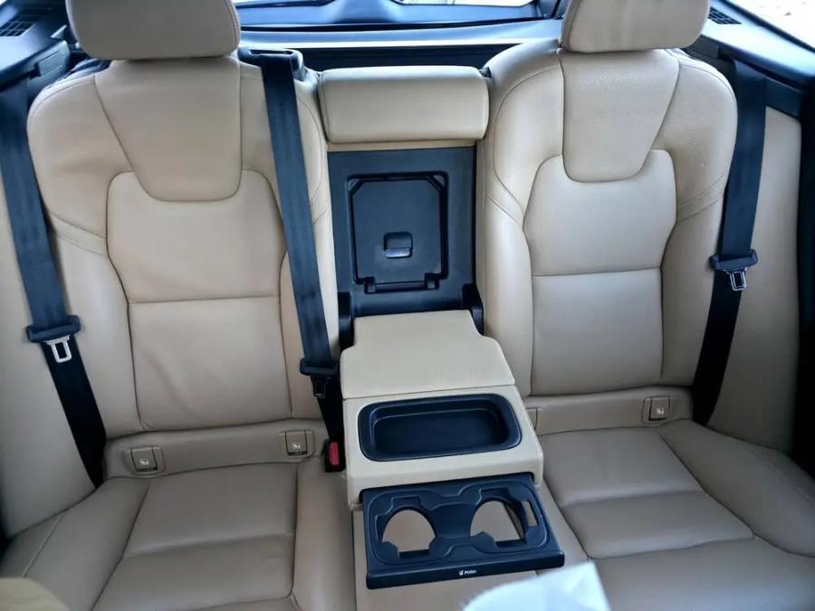 Blue Volvo XC60 2018 in Riga, with an engine capacity of 2.00 L and mileage of 66 thousand km for 26490 €, photo 44 on AUTOMOTO.COM.LV