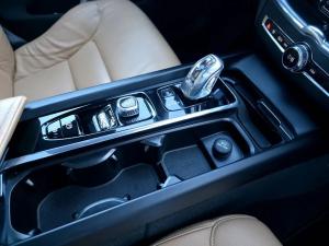 Blue Volvo XC60 2018 in Riga, with an engine capacity of 2.00 L and mileage of 66 thousand km for 26490 €, photo 48 on AUTOMOTO.COM.LV