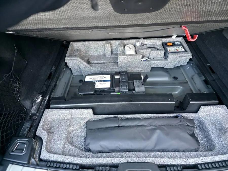 Blue Volvo XC60 2018 in Riga, with an engine capacity of 2.00 L and mileage of 66 thousand km for 26490 €, photo 59 on AUTOMOTO.COM.LV