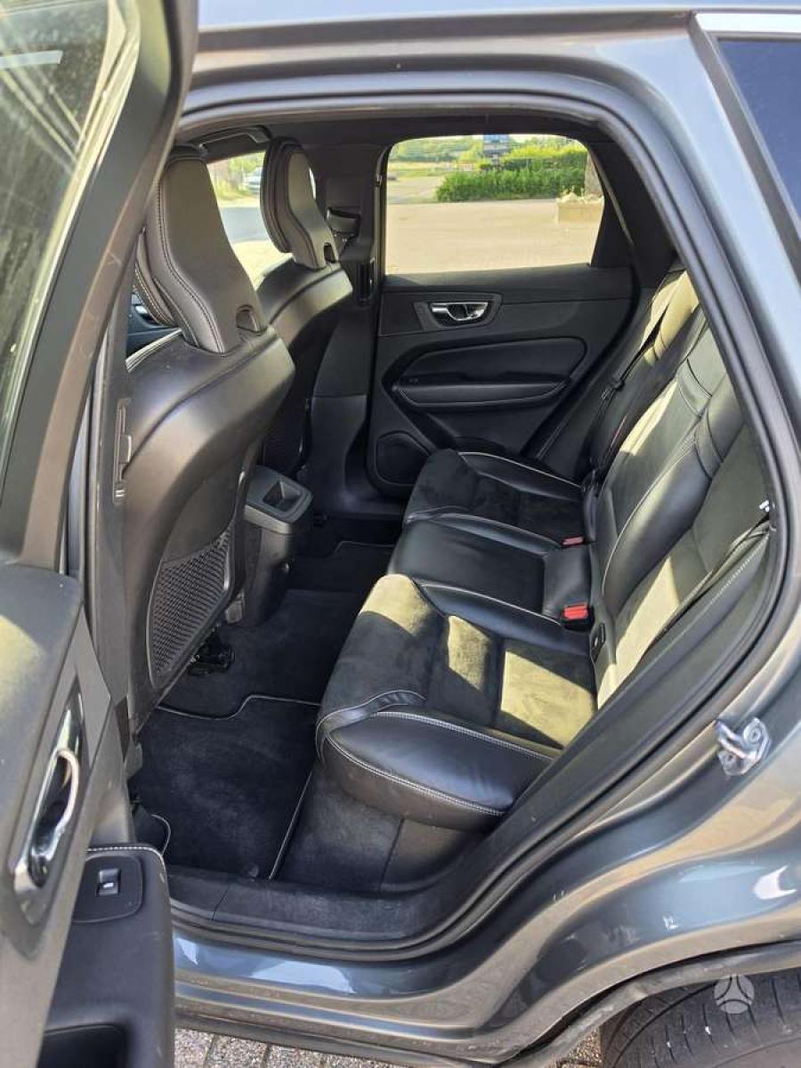 Blue Volvo XC60 2018 in Utena, with an engine capacity of 1.98 L and mileage of 342 thousand km for 11650 €, photo 17 on AUTOMOTO.COM.LV
