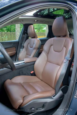 Blue Volvo XC60 2018 in Tallinn, with an engine capacity of 2.00 L and mileage of 111 thousand km for 26690 €, photo 11 on AUTOMOTO.COM.LV
