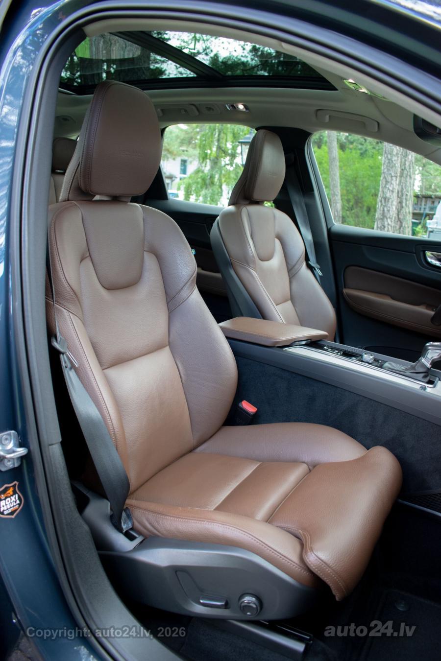 Blue Volvo XC60 2018 in Tallinn, with an engine capacity of 2.00 L and mileage of 111 thousand km for 26690 €, photo 12 on AUTOMOTO.COM.LV