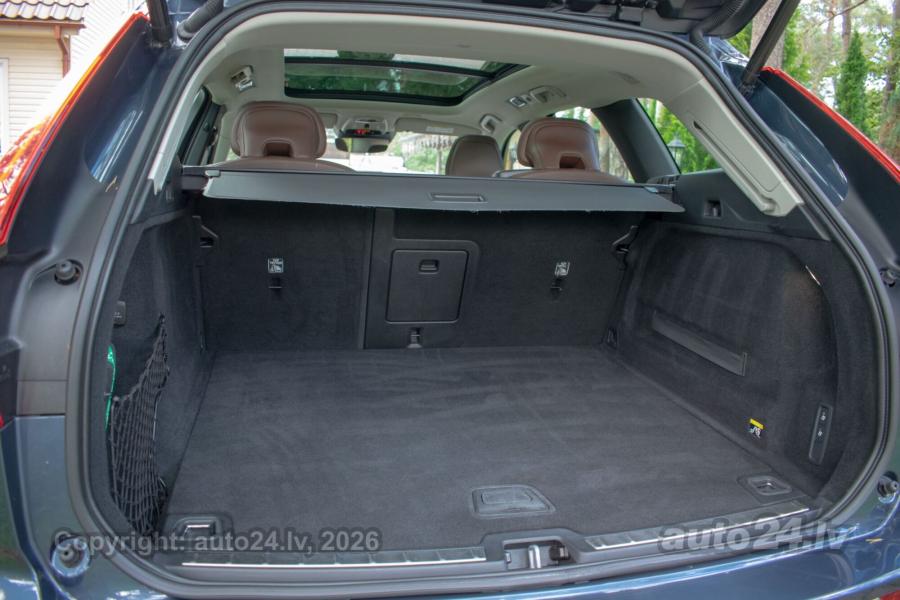 Blue Volvo XC60 2018 in Tallinn, with an engine capacity of 2.00 L and mileage of 111 thousand km for 26690 €, photo 20 on AUTOMOTO.COM.LV
