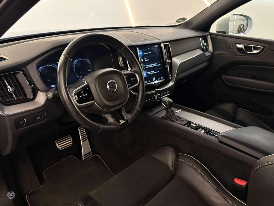 Blue Volvo XC60 2018 in Marijampole, with an engine capacity of 1.97 L and mileage of 205 thousand km for 19999 €, photo 3 on AUTOMOTO.COM.LV