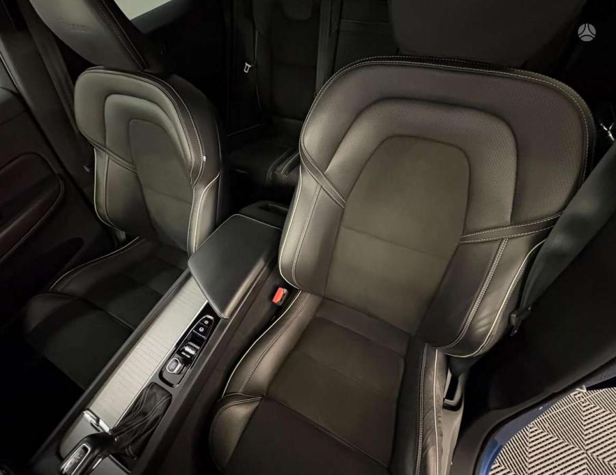 Blue Volvo XC60 2018 in Marijampole, with an engine capacity of 1.97 L and mileage of 205 thousand km for 19999 €, photo 26 on AUTOMOTO.COM.LV