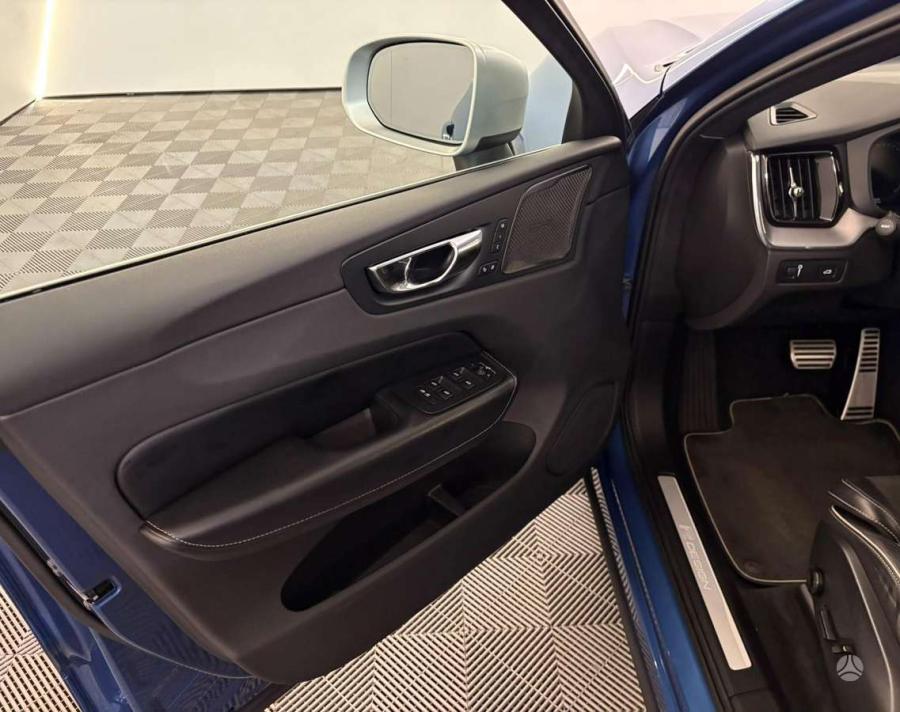 Blue Volvo XC60 2018 in Marijampole, with an engine capacity of 1.97 L and mileage of 205 thousand km for 19999 €, photo 27 on AUTOMOTO.COM.LV