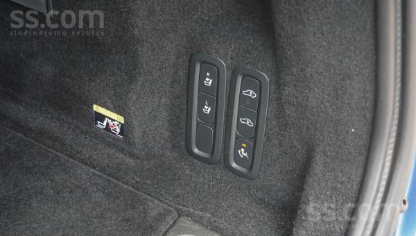 Blue Volvo XC60 2019 in Riga, with an engine capacity of 2.00 L and mileage of 250 thousand km for 19950 €, photo 10 on AUTOMOTO.COM.LV