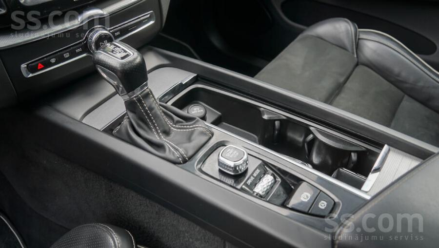 Blue Volvo XC60 2019 in Riga, with an engine capacity of 2.00 L and mileage of 250 thousand km for 19950 €, photo 20 on AUTOMOTO.COM.LV