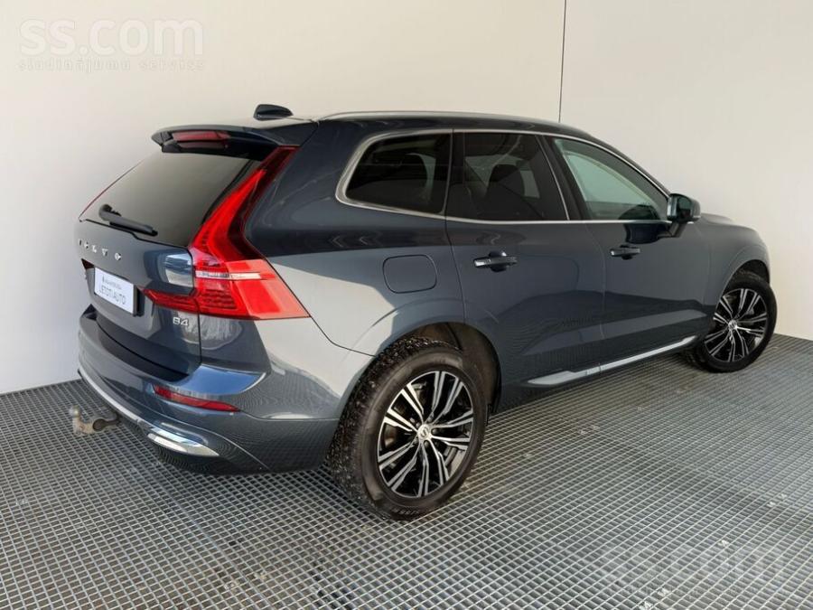 Blue Volvo XC60 2021 in Riga, with an engine capacity of 2.00 L and mileage of 121 thousand km for 33990 €, photo 4 on AUTOMOTO.COM.LV
