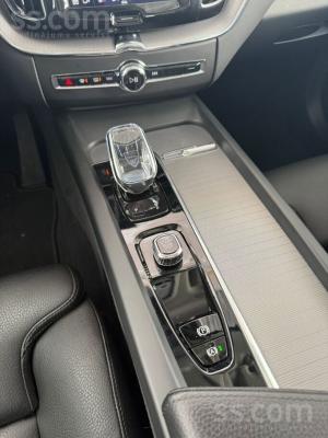 Blue Volvo XC60 2021 in Riga, with an engine capacity of 2.00 L and mileage of 121 thousand km for 33990 €, photo 10 on AUTOMOTO.COM.LV