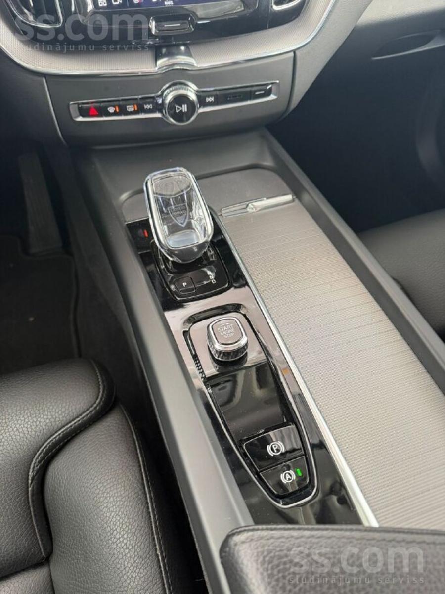 Blue Volvo XC60 2021 in Riga, with an engine capacity of 2.00 L and mileage of 121 thousand km for 33990 €, photo 10 on AUTOMOTO.COM.LV
