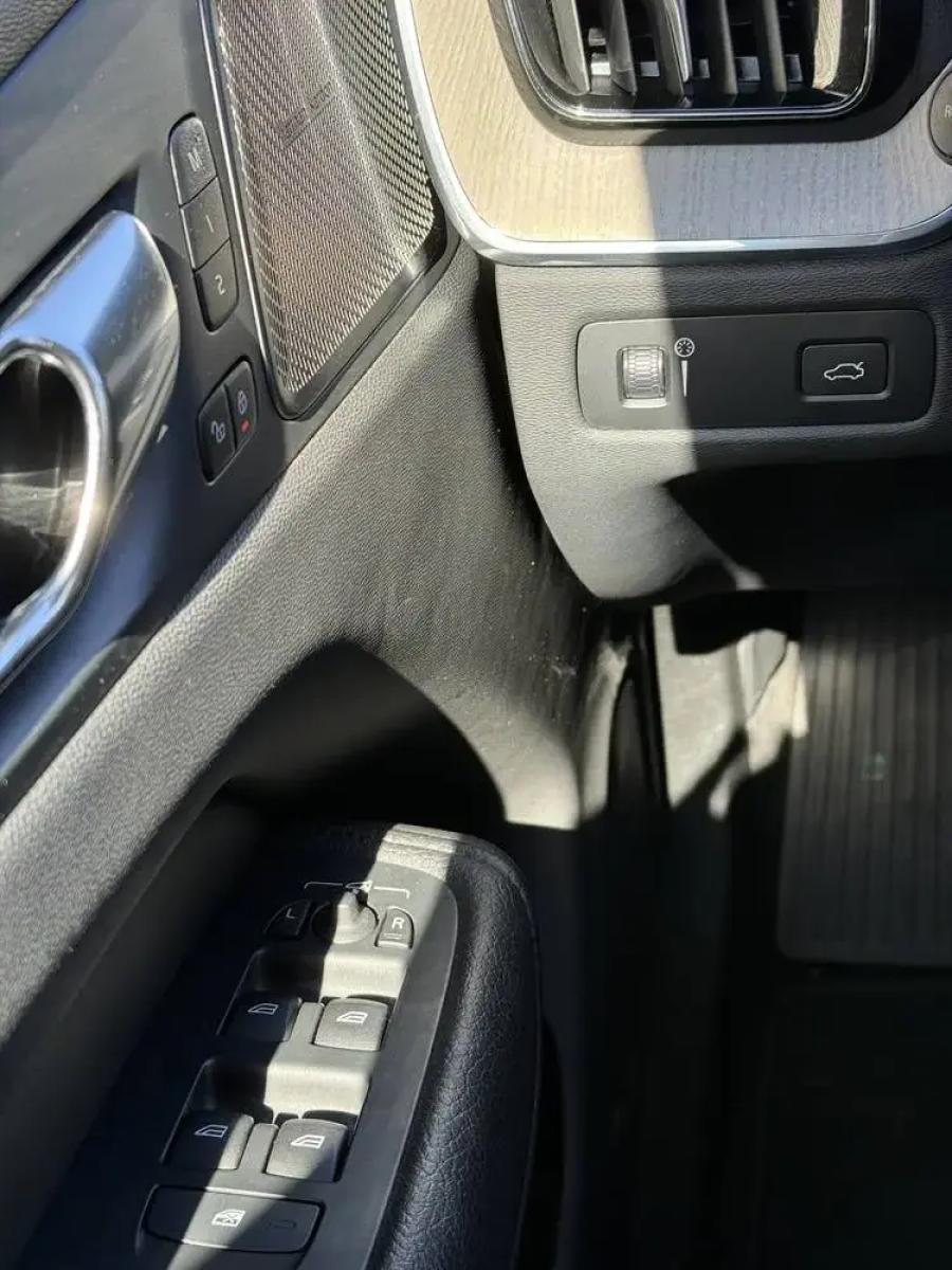 Blue Volvo XC60 2021 in Riga, with an engine capacity of 2.00 L and mileage of 108 thousand km for 34000 €, photo 19 on AUTOMOTO.COM.LV
