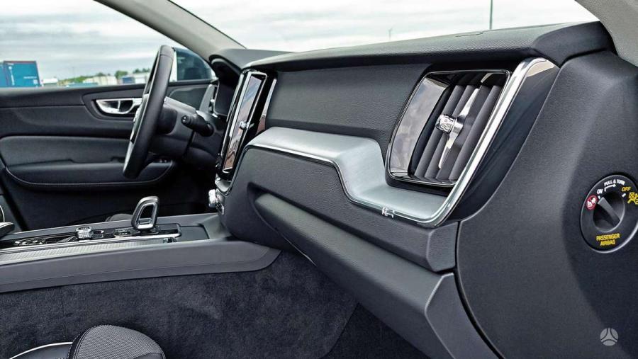 Blue Volvo XC60 2021 in Vilnius, with an engine capacity of 1.97 L and mileage of 83 thousand km for 26990 €, photo 33 on AUTOMOTO.COM.LV