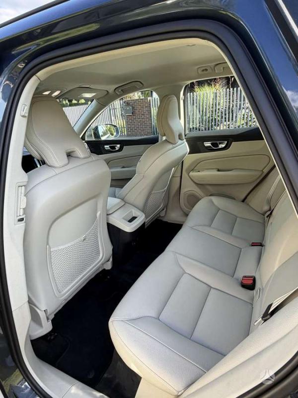 Blue Volvo XC60 2021 in Vilnius, with an engine capacity of 1.97 L and mileage of 34 thousand km for 31500 €, photo 9 on AUTOMOTO.COM.LV