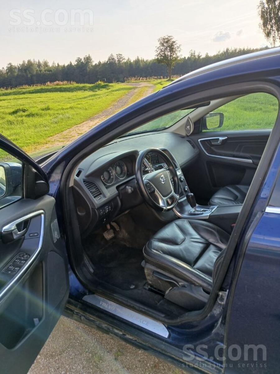 Zils Volvo XC60 2012 Ogre, ar dzinēja tilpumu 2.00 L un nobraukumu 380 tūkst. km par 6500 €, foto 3 vietnē AUTOMOTO.COM.LV