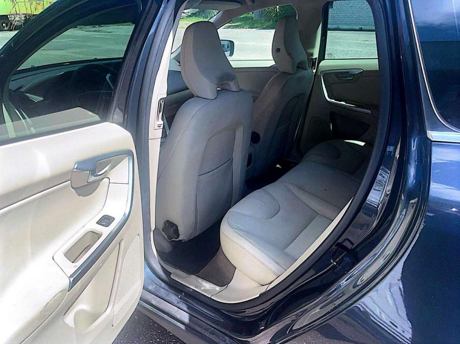 Blue Volvo XC60 2009 in Radviliskis, with an engine capacity of 2.40 L and mileage of 420 thousand km for 4200 €, photo 7 on AUTOMOTO.COM.LV