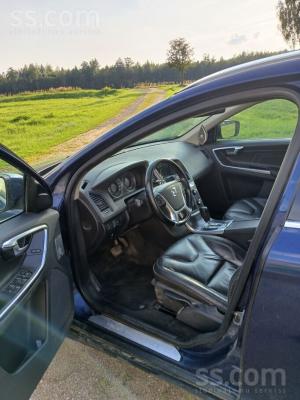 Blue Volvo XC60 2012 in Ogre, with an engine capacity of 2.00 L and mileage of 380 thousand km for 6500 €, photo 1 on AUTOMOTO.COM.LV