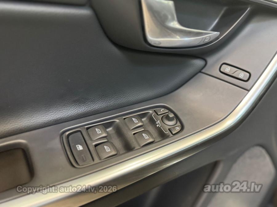 Blue Volvo XC60 2017 in Tallinn, with an engine capacity of 0.00 L and mileage of 326 thousand km for 11999 €, photo 22 on AUTOMOTO.COM.LV