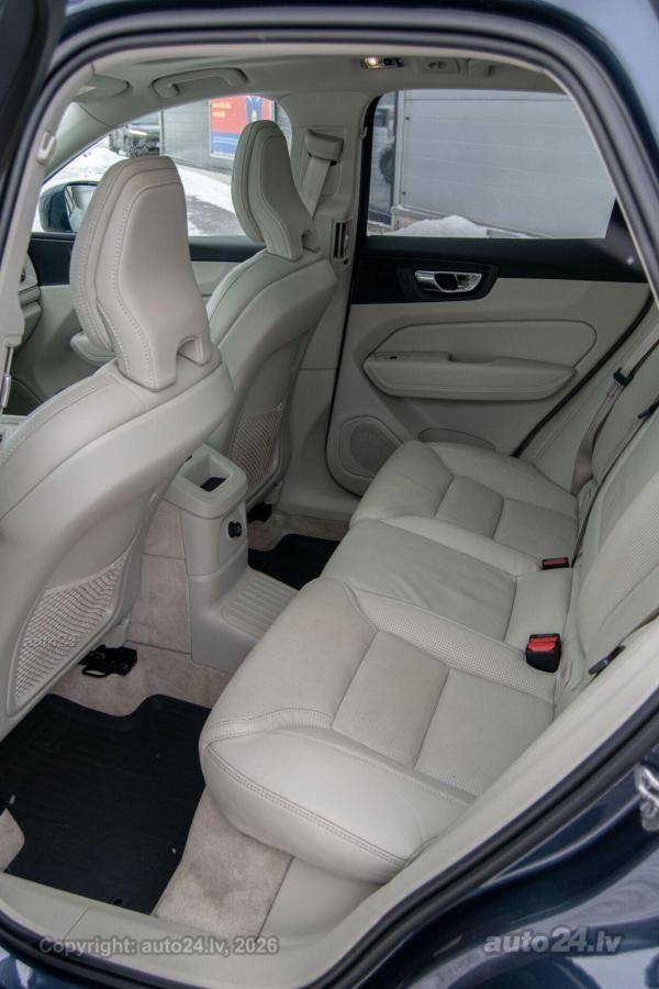 Blue Volvo XC60 2018 in Tartu, with an engine capacity of 2.00 L and mileage of 199 thousand km for 25900 €, photo 11 on AUTOMOTO.COM.LV