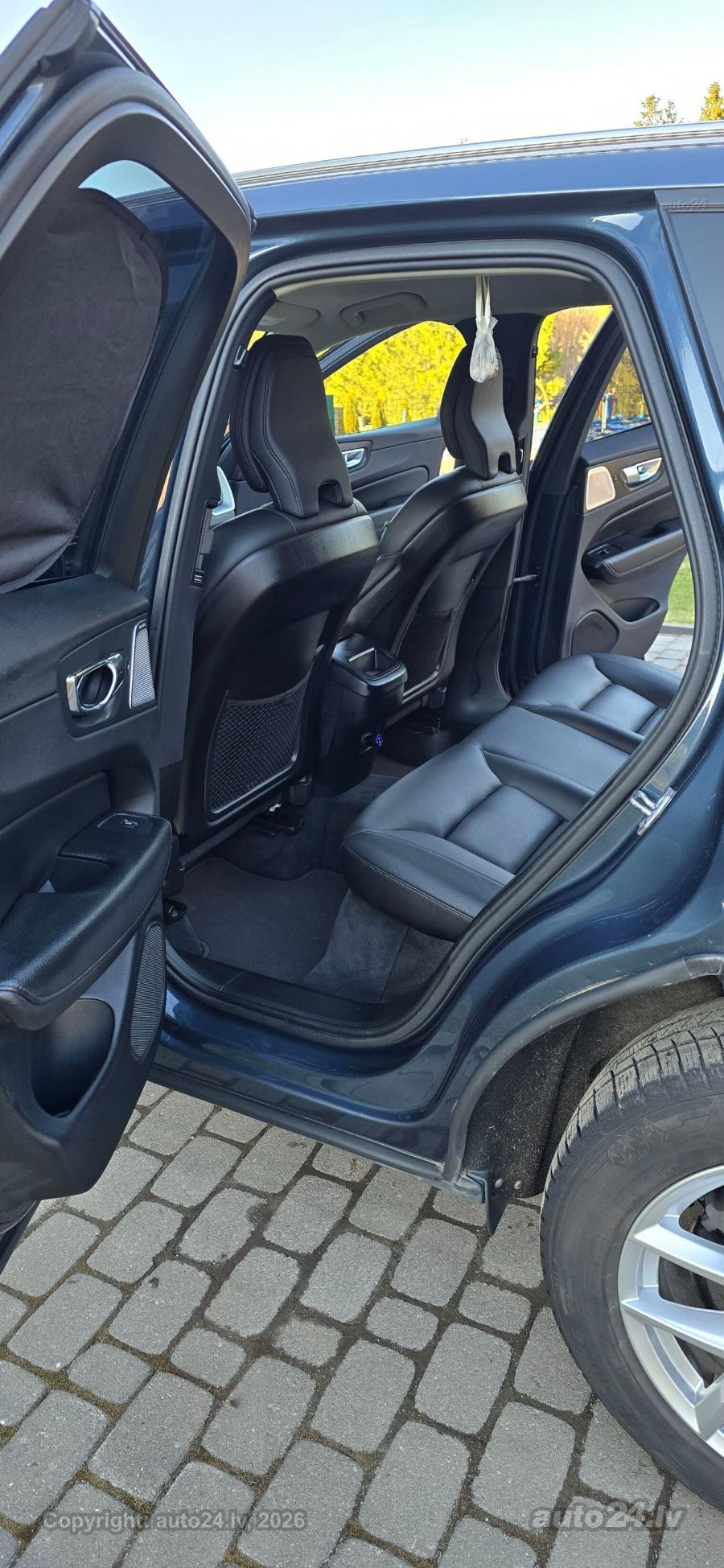 Blue Volvo XC60 2018 in Tallinn, with an engine capacity of 2.00 L and mileage of 158 thousand km for 24900 €, photo 11 on AUTOMOTO.COM.LV