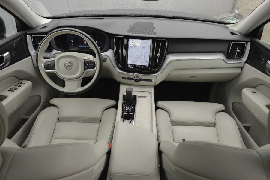Blue Volvo XC60 2022 in Jelgava, with an engine capacity of 2.00 L and mileage of 140 thousand km for 32450 €, photo 10 on AUTOMOTO.COM.LV