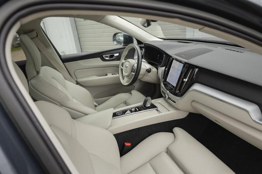 Blue Volvo XC60 2022 in Jelgava, with an engine capacity of 2.00 L and mileage of 140 thousand km for 32450 €, photo 11 on AUTOMOTO.COM.LV