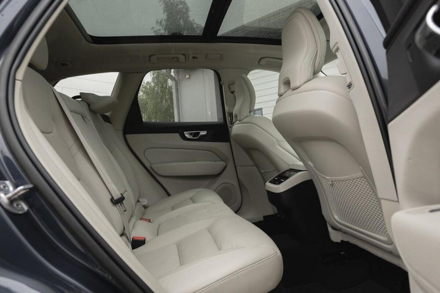 Blue Volvo XC60 2022 in Jelgava, with an engine capacity of 2.00 L and mileage of 140 thousand km for 32450 €, photo 13 on AUTOMOTO.COM.LV