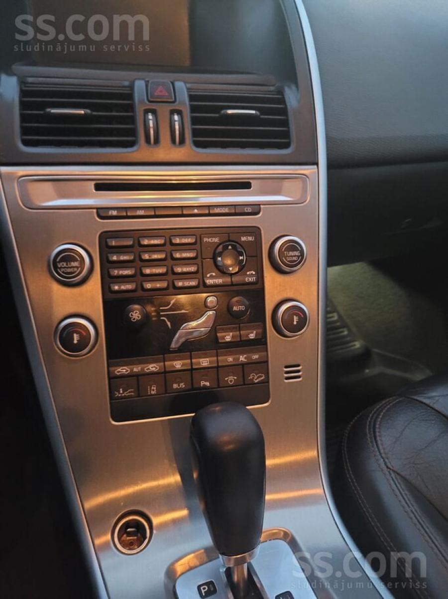 Brown Volvo XC60 2008 in Riga, with an engine capacity of 2.40 L and mileage of 265 thousand km for 7600 €, photo 10 on AUTOMOTO.COM.LV