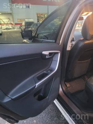 Brown Volvo XC60 2008 in Riga, with an engine capacity of 2.40 L and mileage of 265 thousand km for 7600 €, photo 12 on AUTOMOTO.COM.LV