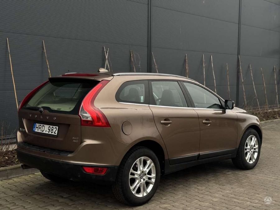 Brown Volvo XC60 2009 in Vilnius, with an engine capacity of 2.40 L and mileage of 256 thousand km for 5000 €, photo 4 on AUTOMOTO.COM.LV