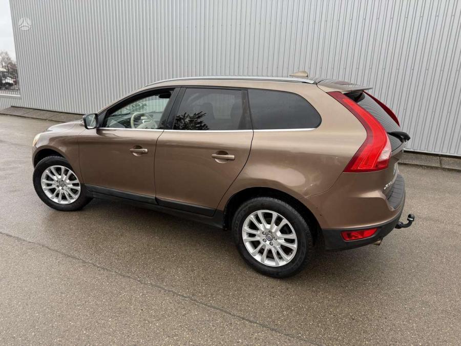 Brown Volvo XC60 2009 in Ukmerge, with an engine capacity of 2.40 L and mileage of 315 thousand km for 5850 €, photo 8 on AUTOMOTO.COM.LV