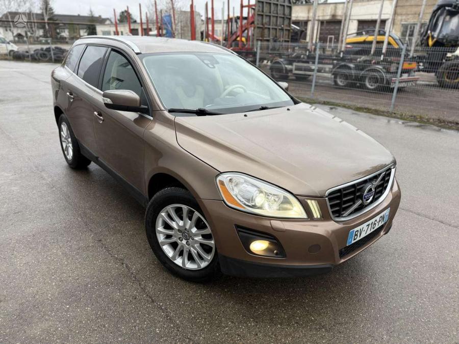 Brown Volvo XC60 2009 in Ukmerge, with an engine capacity of 2.40 L and mileage of 315 thousand km for 5850 €, photo 9 on AUTOMOTO.COM.LV