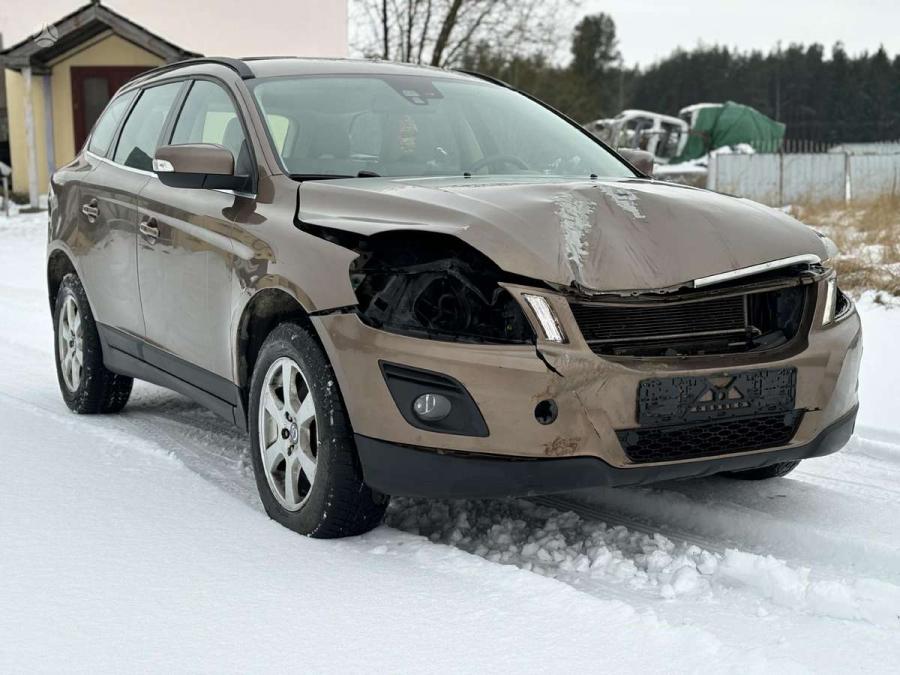 Brown Volvo XC60 2009 in Ukmerge, with an engine capacity of 2.40 L and mileage of 267 thousand km for 2900 €, photo 3 on AUTOMOTO.COM.LV