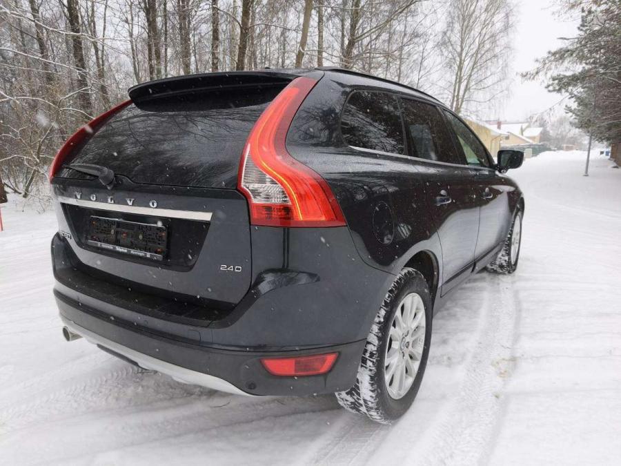 Brown Volvo XC60 2009 in Siauliai, with an engine capacity of 2.40 L and mileage of 320 thousand km for 8300 €, photo 4 on AUTOMOTO.COM.LV