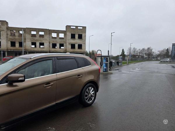 Brown Volvo XC60 2009 in Kretinga, with an engine capacity of 2.40 L and mileage of 340 thousand km for 4900 €, photo 9 on AUTOMOTO.COM.LV