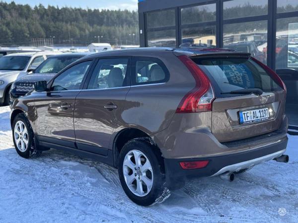 Brown Volvo XC60 2009 in Vilnius, with an engine capacity of 2.40 L and mileage of 275 thousand km for 7650 €, photo 3 on AUTOMOTO.COM.LV