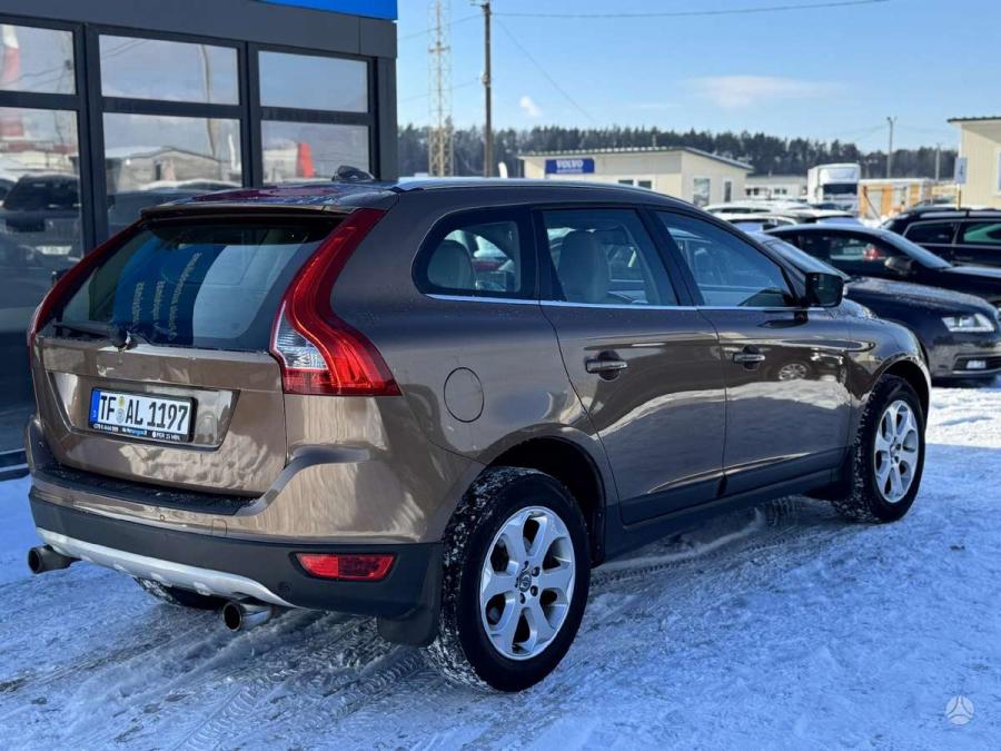 Brown Volvo XC60 2009 in Vilnius, with an engine capacity of 2.40 L and mileage of 275 thousand km for 7650 €, photo 4 on AUTOMOTO.COM.LV