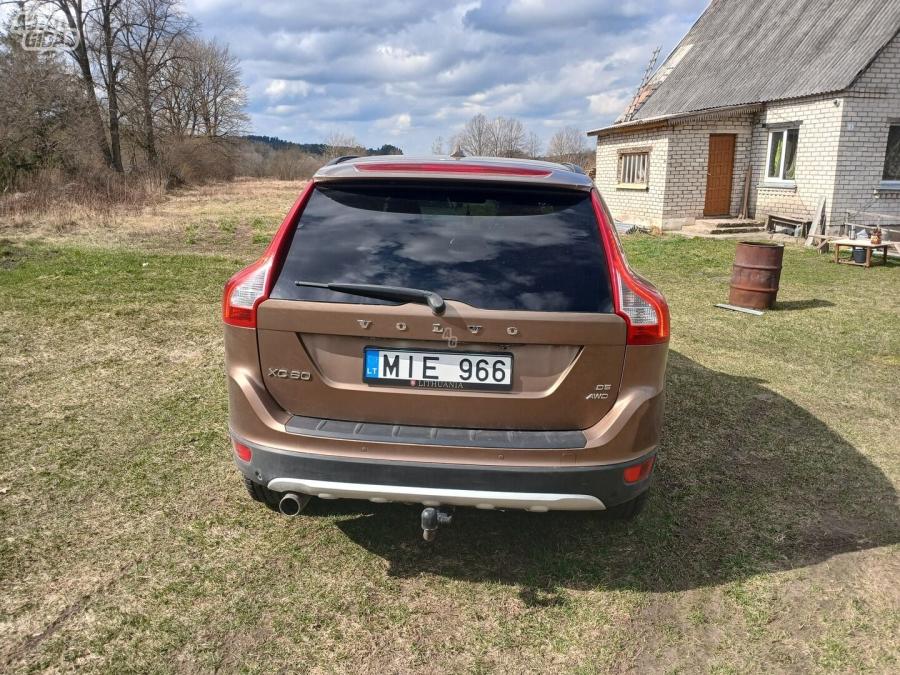 Brown Volvo XC60 2009 in Jonava, with an engine capacity of 2.40 L and mileage of 289 thousand km for 7500 €, photo 3 on AUTOMOTO.COM.LV