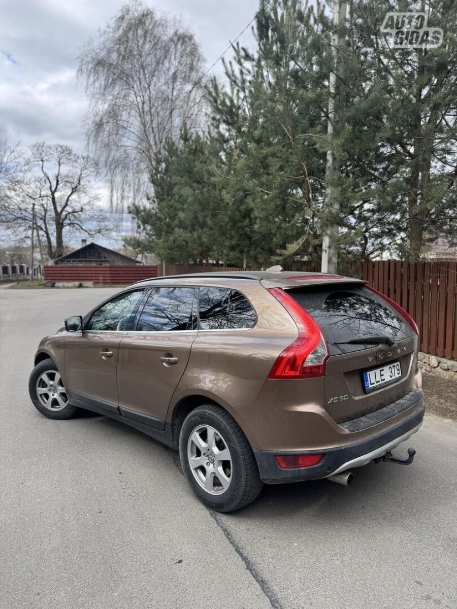 Brown Volvo XC60 2009 in Vilnius, with an engine capacity of 2.40 L and mileage of 380 thousand km for 6450 €, photo 4 on AUTOMOTO.COM.LV