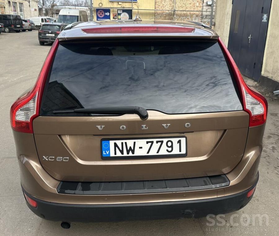 Brown Volvo XC60 2009 in Riga, with an engine capacity of 2.40 L and mileage of 155 thousand km for 7100 €, photo 6 on AUTOMOTO.COM.LV