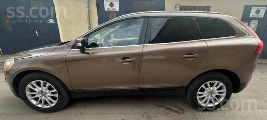 Brown Volvo XC60 2009 in Riga, with an engine capacity of 2.40 L and mileage of 155 thousand km for 7100 €, photo 8 on AUTOMOTO.COM.LV