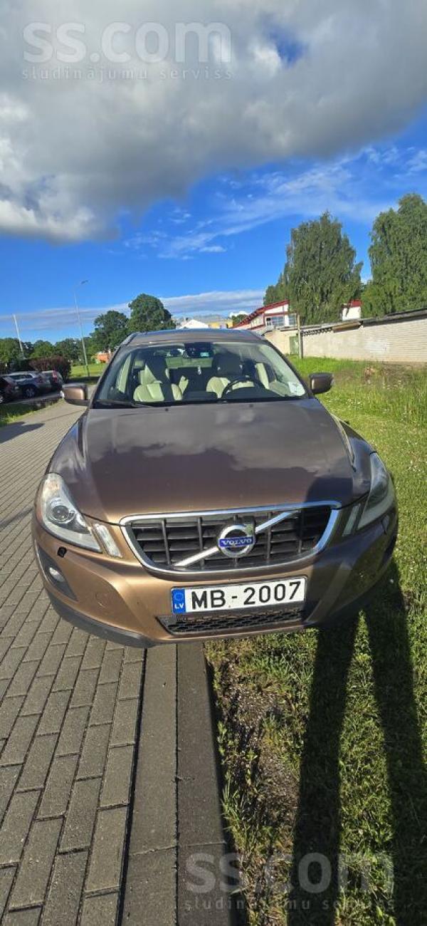Brown Volvo XC60 2009 in Valmiera, with an engine capacity of 2.40 L and mileage of 339 thousand km for 5200 €, photo 7 on AUTOMOTO.COM.LV
