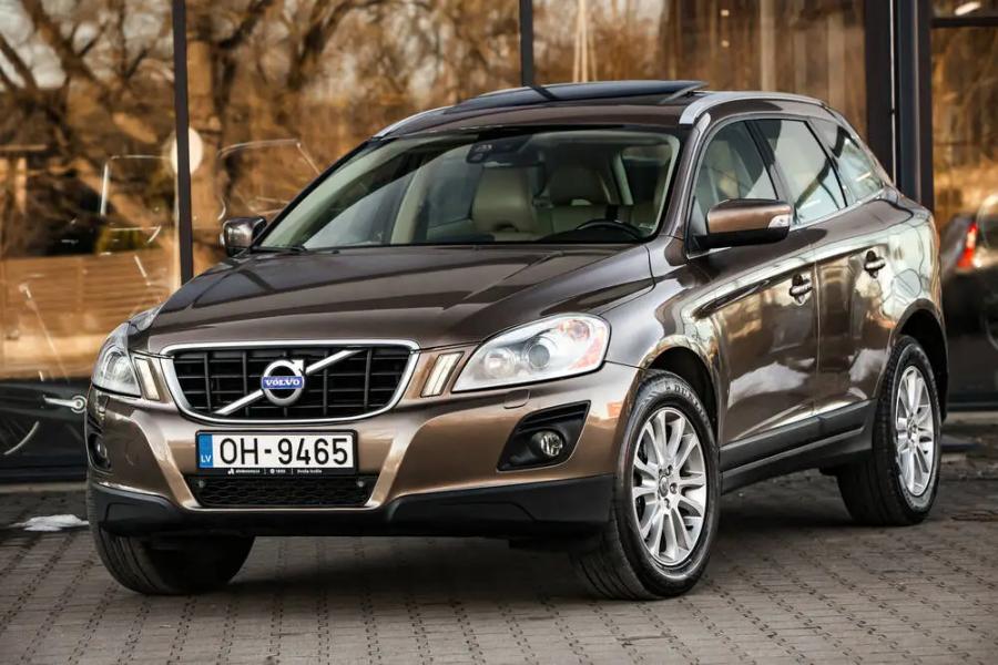Brown Volvo XC60 2009 in Jelgava, with an engine capacity of 2.40 L and mileage of 284 thousand km for 7990 €, photo 1 on AUTOMOTO.COM.LV