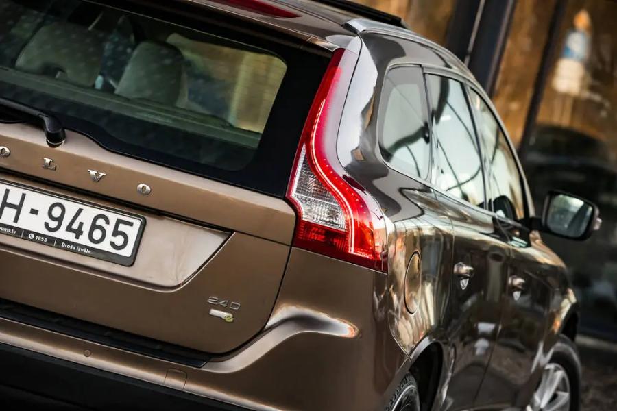 Brown Volvo XC60 2009 in Jelgava, with an engine capacity of 2.40 L and mileage of 284 thousand km for 7990 €, photo 3 on AUTOMOTO.COM.LV