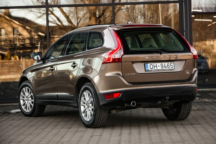 Brown Volvo XC60 2009 in Jelgava, with an engine capacity of 2.40 L and mileage of 284 thousand km for 7990 €, photo 4 on AUTOMOTO.COM.LV